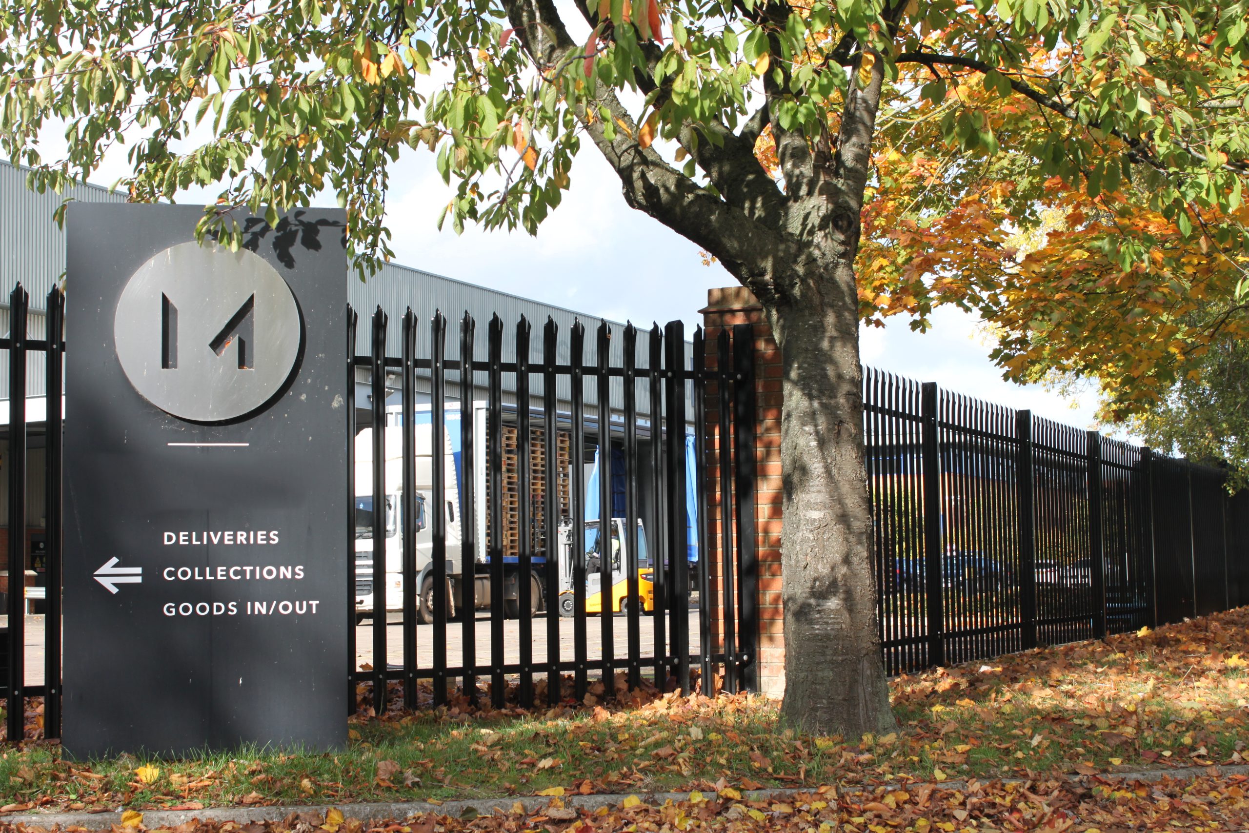 PALISADE FENCING - Boundary Services